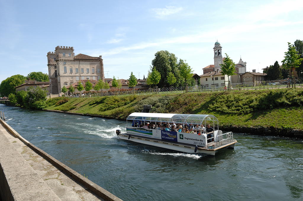 La bella estate di Milano: in barca lungo i Navigli | Touring Club Italiano