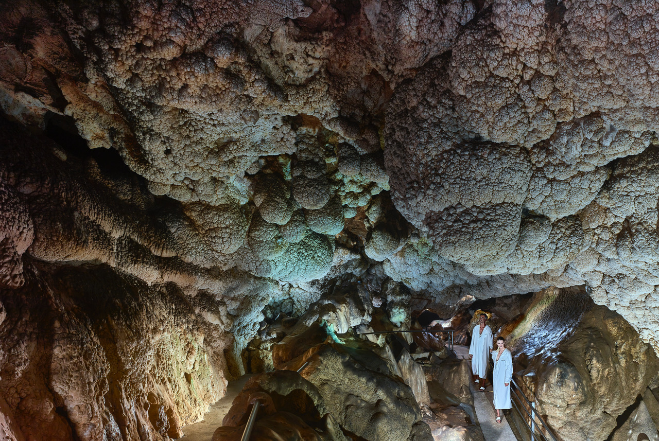 La più grande grotta termale naturale d’Europa è in Italia | Touring ...