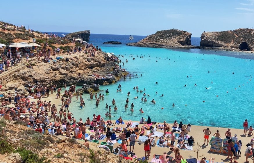 Un biglietto per il mare, a Malta accessi regolati per la Laguna Blu di ...